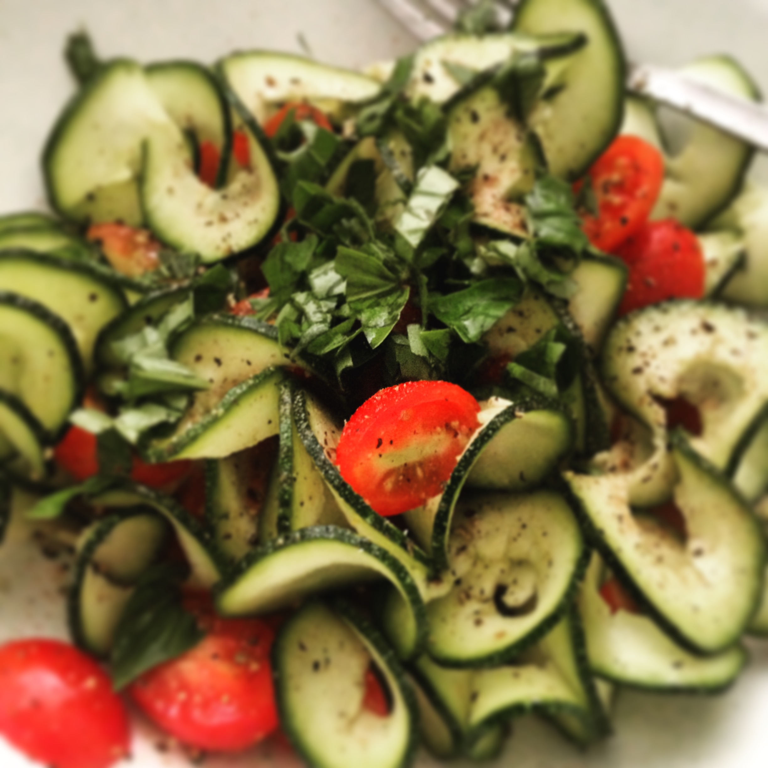 Zucchini ribbons with tomato and basil - Raw at 50